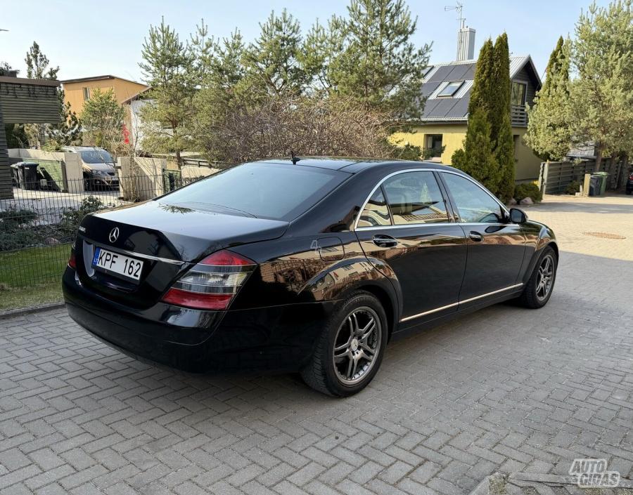 Melns Mercedes-Benz S 320 2007 Viļņa, ar dzinēja tilpumu 3.00 L un nobraukumu 441 tūkst. km par 4900 €, foto 4 vietnē AUTOMOTO.COM.LV