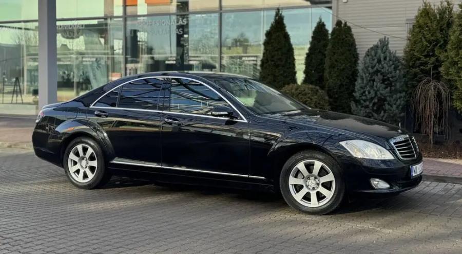 Black Mercedes-Benz S 320 2007 in Riga, with an engine capacity of 3.00 L and mileage of 306 thousand km for 6200 €, photo 1 on AUTOMOTO.COM.LV