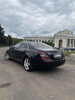 Melns Mercedes-Benz S 320 2007 Viļņa, ar dzinēja tilpumu 2.99 L un nobraukumu 391 tūkst. km par 6200 €, foto  vietnē AUTOMOTO.COM.LV