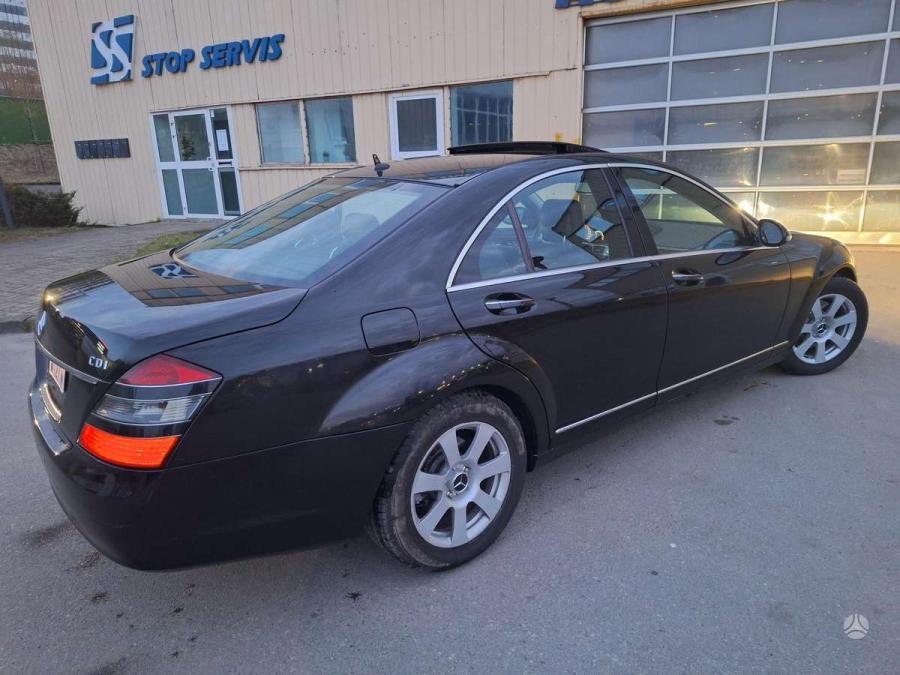 Black Mercedes-Benz S 320 2007 in Vilnius, with an engine capacity of 2.99 L and mileage of 273 thousand km for 7250 €, photo 6 on AUTOMOTO.COM.LV