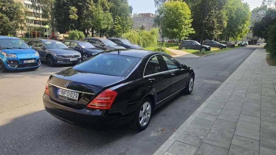 Черный Мерседес С 320 2007 в Вильнюс, объемом двигателя 3.00 л и пробегом 300 тыс. км за 6900 €, фото 4 на AUTOMOTO.COM.LV