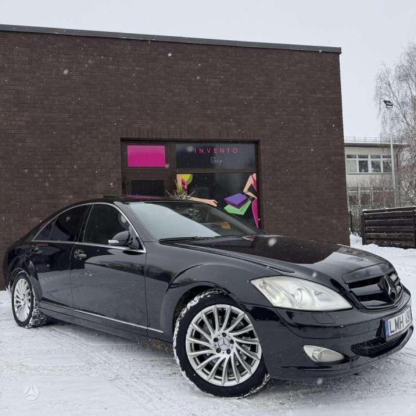 Black Mercedes-Benz S 320 2008 in Kaisiadorys, with an engine capacity of 2.99 L and mileage of 350 thousand km for 5450 €, photo 2 on AUTOMOTO.COM.LV