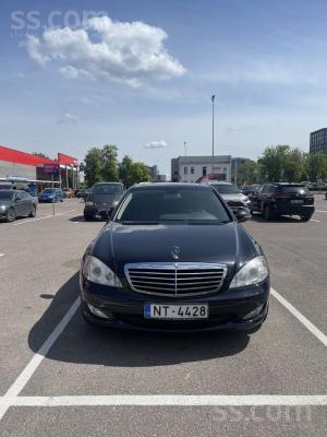 Black Mercedes-Benz S 320 2008 in Riga, with an engine capacity of 3.00 L and mileage of 297 thousand km for 5800 €, photo 2 on AUTOMOTO.COM.LV