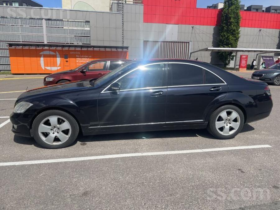 Black Mercedes-Benz S 320 2008 in Riga, with an engine capacity of 3.00 L and mileage of 297 thousand km for 5800 €, photo 4 on AUTOMOTO.COM.LV