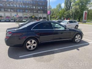 Black Mercedes-Benz S 320 2008 in Riga, with an engine capacity of 3.00 L and mileage of 297 thousand km for 5800 €, photo 5 on AUTOMOTO.COM.LV