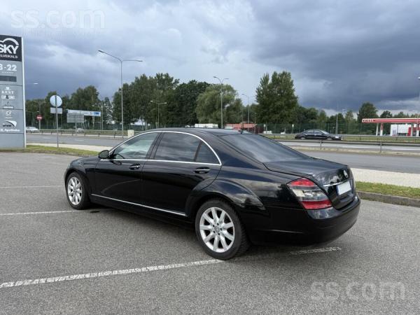 Черный Мерседес С 320 2008 в Рига, объемом двигателя 3.00 л и пробегом 275 тыс. км за 5900 €, фото 2 на AUTOMOTO.COM.LV