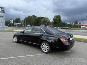 Черный Мерседес С 320 2008 в Рига, объемом двигателя 3.00 л и пробегом 275 тыс. км за 5900 €, фото 3 на AUTOMOTO.COM.LV