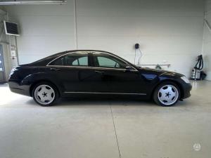 Black Mercedes-Benz S 320 2008 in Radviliskis, with an engine capacity of 2.99 L and mileage of 256 thousand km for 5263 €, photo 8 on AUTOMOTO.COM.LV