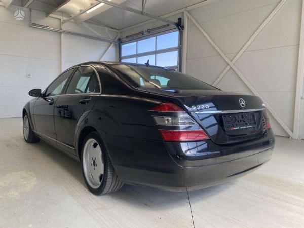 Mercedes-Benz S 320 2008 in Radviliskis on AUTOMOTO.COM.LV Black Mercedes-Benz S 320 2008 in Radviliskis, with an engine capacity of 2.99 L and mileage of 256 thousand km for 5142 €, photo 5 on AUTOMOTO.COM.LV