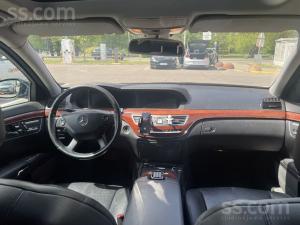 Черный Мерседес С 320 2008 в Рига, объемом двигателя 3.00 л и пробегом 297 тыс. км за 5800 €, фото 8 на AUTOMOTO.COM.LV
