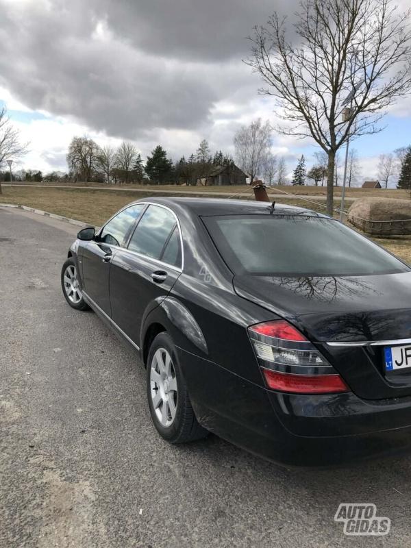 Black Mercedes-Benz S 320 2009 in Pakruojis, with an engine capacity of 3.00 L and mileage of 425 thousand km for 3200 €, photo 3 on AUTOMOTO.COM.LV