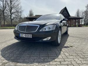 Melns Mercedes-Benz S 320 2009 Saldus, ar dzinēja tilpumu 3.00 L un nobraukumu 347 tūkst. km par 8500 €, foto  vietnē AUTOMOTO.COM.LV