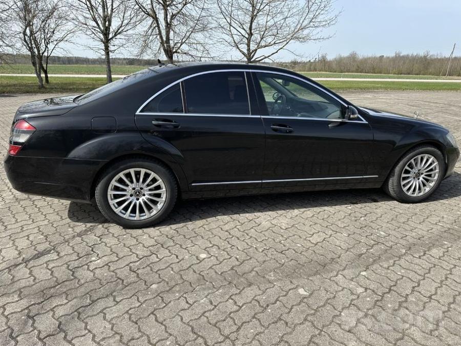 Melns Mercedes-Benz S 320 2009 Saldus, ar dzinēja tilpumu 3.00 L un nobraukumu 347 tūkst. km par 8500 €, foto 10 vietnē AUTOMOTO.COM.LV