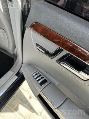 Melns Mercedes-Benz S 320 2009 Saldus, ar dzinēja tilpumu 3.00 L un nobraukumu 347 tūkst. km par 8500 €, foto 16 vietnē AUTOMOTO.COM.LV