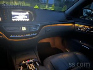 Melns Mercedes-Benz S 320 2009 Saldus, ar dzinēja tilpumu 3.00 L un nobraukumu 347 tūkst. km par 8500 €, foto 24 vietnē AUTOMOTO.COM.LV