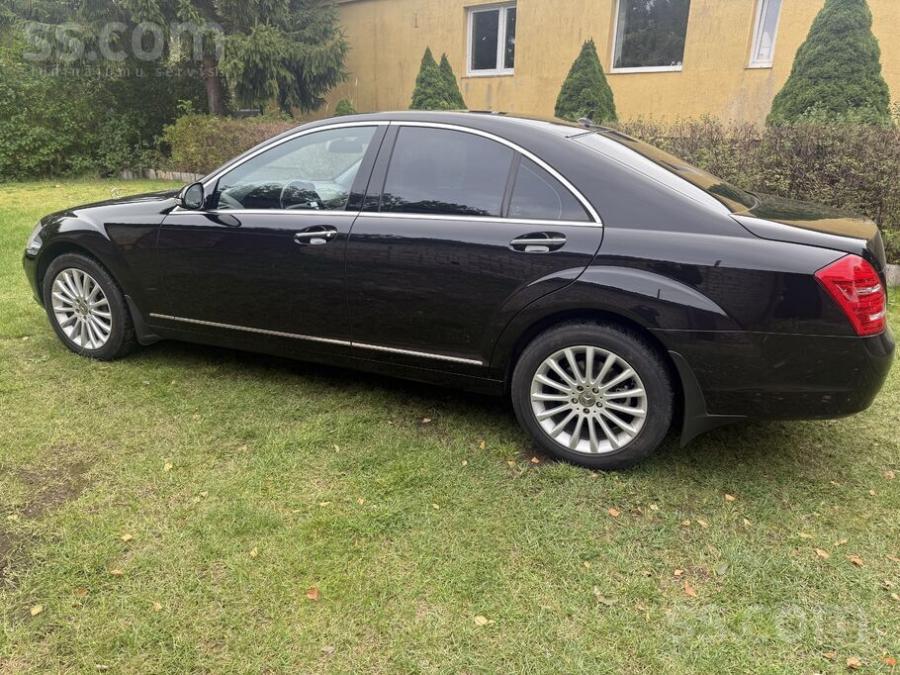 Melns Mercedes-Benz S 320 2009 Liepāja, ar dzinēja tilpumu 3.00 L un nobraukumu 234 tūkst. km par 6999 €, foto 5 vietnē AUTOMOTO.COM.LV