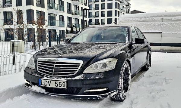 Black Mercedes-Benz S 320 2010 in Vilnius, with an engine capacity of 3.00 L and mileage of 400 thousand km for 7800 €, photo 1 on AUTOMOTO.COM.LV