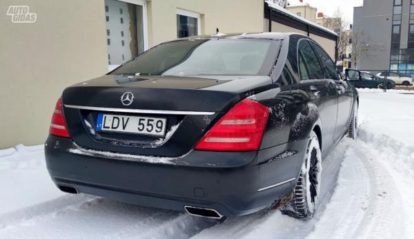 Black Mercedes-Benz S 320 2010 in Vilnius, with an engine capacity of 3.00 L and mileage of 400 thousand km for 7800 €, photo 3 on AUTOMOTO.COM.LV