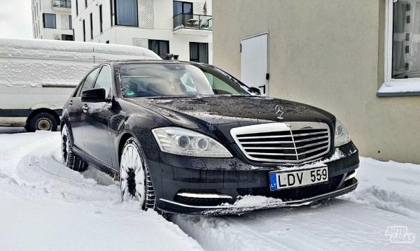 Black Mercedes-Benz S 320 2010 in Vilnius, with an engine capacity of 3.00 L and mileage of 400 thousand km for 7800 €, photo 4 on AUTOMOTO.COM.LV