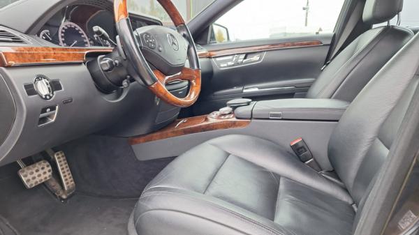Black Mercedes-Benz S 320 2010 in Riga, with an engine capacity of 3.50 L and mileage of 225 thousand km for 11490 €, photo 6 on AUTOMOTO.COM.LV