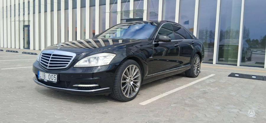 Black Mercedes-Benz S 320 2011 in Vilnius, with an engine capacity of 2.99 L and mileage of 363 thousand km for 8500 €, photo 1 on AUTOMOTO.COM.LV