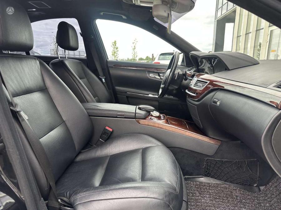 Melns Mercedes-Benz S 320 2012 Viļņa, ar dzinēja tilpumu 0.00 L un nobraukumu 335 tūkst. km par 10000 €, foto 13 vietnē AUTOMOTO.COM.LV