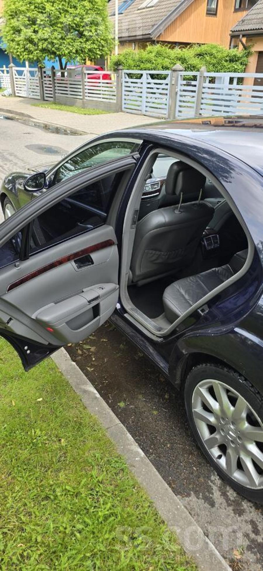 Blue Mercedes-Benz S 320 2007 in Riga, with an engine capacity of 3.00 L and mileage of 290 thousand km for 5250 €, photo 6 on AUTOMOTO.COM.LV