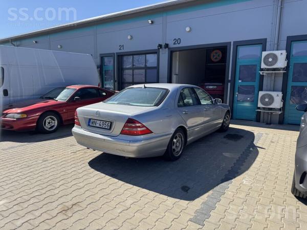 Grey Mercedes-Benz S 320 2000 in Riga, with an engine capacity of 3.20 L and mileage of 253 thousand km for 2400 €, photo 1 on AUTOMOTO.COM.LV