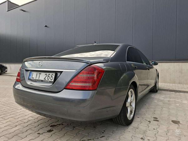 Grey Mercedes-Benz S 320 2005 in Vilnius, with an engine capacity of 2.99 L and mileage of 393 thousand km for 3700 €, photo 6 on AUTOMOTO.COM.LV