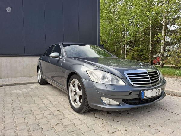 Grey Mercedes-Benz S 320 2005 in Vilnius, with an engine capacity of 2.99 L and mileage of 393 thousand km for 3500 €, photo 1 on AUTOMOTO.COM.LV