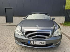 Grey Mercedes-Benz S 320 2005 in Vilnius, with an engine capacity of 2.99 L and mileage of 393 thousand km for 3500 €, photo 4 on AUTOMOTO.COM.LV
