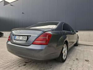 Grey Mercedes-Benz S 320 2005 in Vilnius, with an engine capacity of 2.99 L and mileage of 393 thousand km for 3400 €, photo 7 on AUTOMOTO.COM.LV
