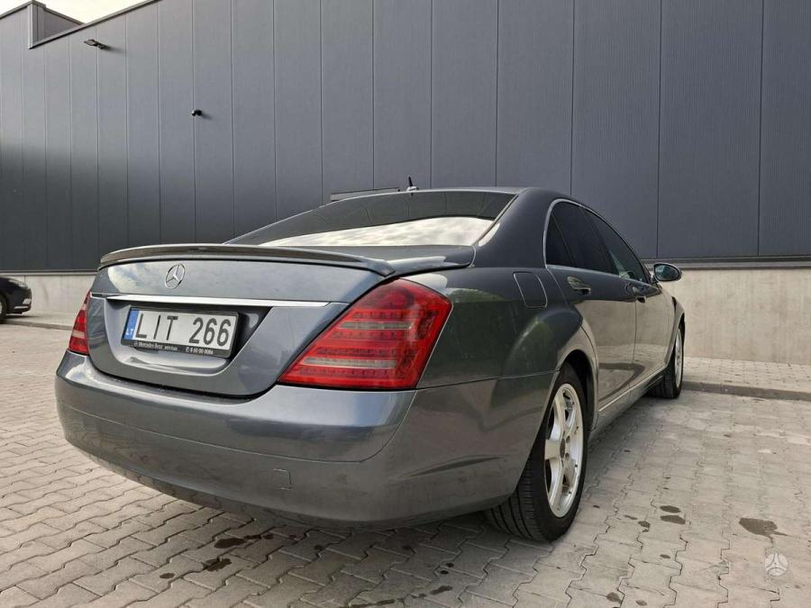 Grey Mercedes-Benz S 320 2005 in Vilnius, with an engine capacity of 2.99 L and mileage of 393 thousand km for 3400 €, photo 7 on AUTOMOTO.COM.LV
