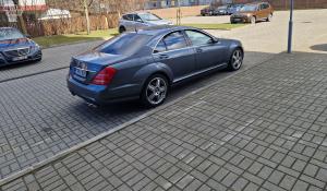 Pelēks Mercedes-Benz S 320 2006 Klaipėda, ar dzinēja tilpumu 3.00 L un nobraukumu 370 tūkst. km par 4850 €, foto  vietnē AUTOMOTO.COM.LV