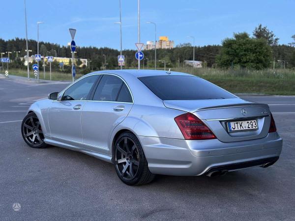 Серый Мерседес С 320 2006 в Вильнюс, объемом двигателя 3.20 л и пробегом 358 тыс. км за 4600 €, фото 2 на AUTOMOTO.COM.LV