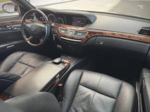 Pelēks Mercedes-Benz S 320 2006 Rīga, ar dzinēja tilpumu 3.00 L un nobraukumu 426 tūkst. km par 6500 €, foto 16 vietnē AUTOMOTO.COM.LV