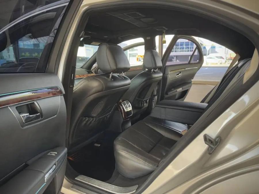 Pelēks Mercedes-Benz S 320 2006 Rīga, ar dzinēja tilpumu 3.00 L un nobraukumu 426 tūkst. km par 6500 €, foto 18 vietnē AUTOMOTO.COM.LV