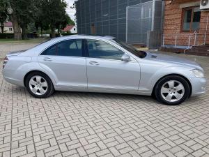 Pelēks Mercedes-Benz S 320 2007 Marijampole, ar dzinēja tilpumu 2.99 L un nobraukumu 236 tūkst. km par 6000 €, foto 4 vietnē AUTOMOTO.COM.LV