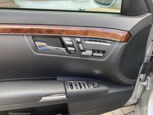 Pelēks Mercedes-Benz S 320 2007 Marijampole, ar dzinēja tilpumu 2.99 L un nobraukumu 236 tūkst. km par 6000 €, foto 14 vietnē AUTOMOTO.COM.LV