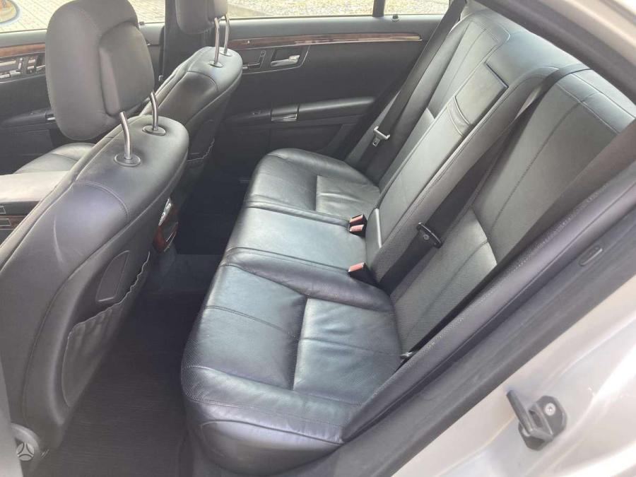 Pelēks Mercedes-Benz S 320 2007 Marijampole, ar dzinēja tilpumu 2.99 L un nobraukumu 236 tūkst. km par 6000 €, foto 16 vietnē AUTOMOTO.COM.LV