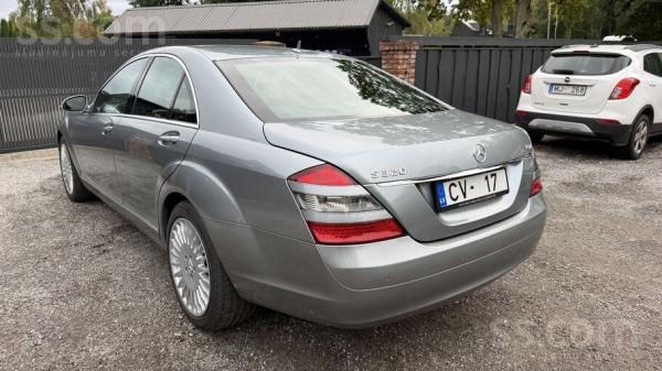 Pelēks Mercedes-Benz S 320 2007 Limbaži, ar dzinēja tilpumu 3.00 L un nobraukumu 377 tūkst. km par 8300 €, foto 5 vietnē AUTOMOTO.COM.LV