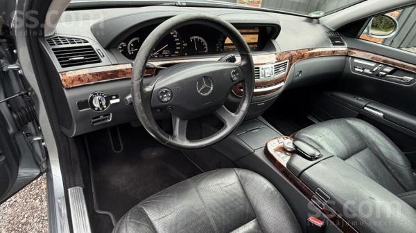 Pelēks Mercedes-Benz S 320 2007 Limbaži, ar dzinēja tilpumu 3.00 L un nobraukumu 377 tūkst. km par 8300 €, foto 10 vietnē AUTOMOTO.COM.LV