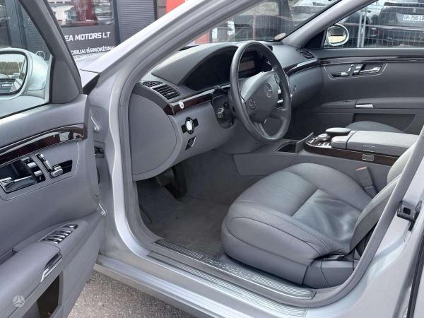 Grey Mercedes-Benz S 320 2008 in Vilnius, with an engine capacity of 2.99 L and mileage of 284 thousand km for 7450 €, photo 9 on AUTOMOTO.COM.LV