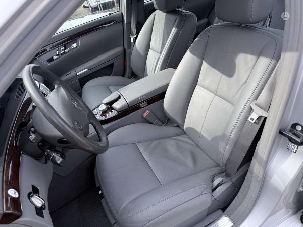 Grey Mercedes-Benz S 320 2008 in Vilnius, with an engine capacity of 2.99 L and mileage of 284 thousand km for 7450 €, photo 10 on AUTOMOTO.COM.LV