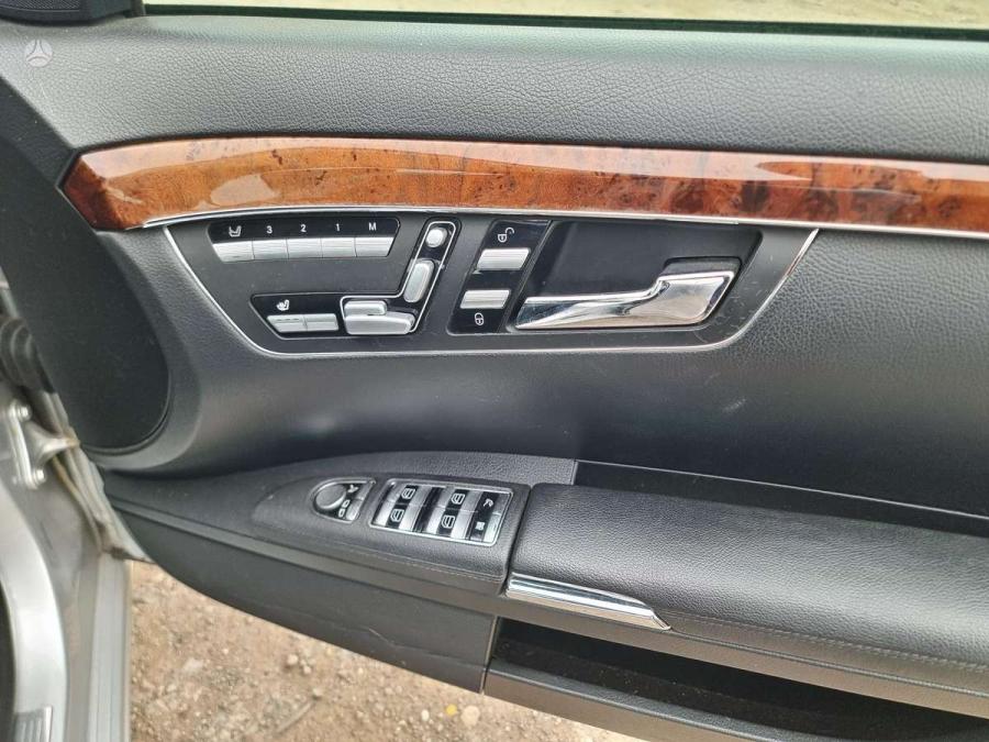 Grey Mercedes-Benz S 320 2008 in Jonava, with an engine capacity of 2.99 L and mileage of 95 thousand km for 3199 €, photo 8 on AUTOMOTO.COM.LV