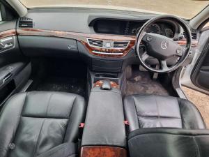 Grey Mercedes-Benz S 320 2008 in Jonava, with an engine capacity of 2.99 L and mileage of 95 thousand km for 3199 €, photo 10 on AUTOMOTO.COM.LV