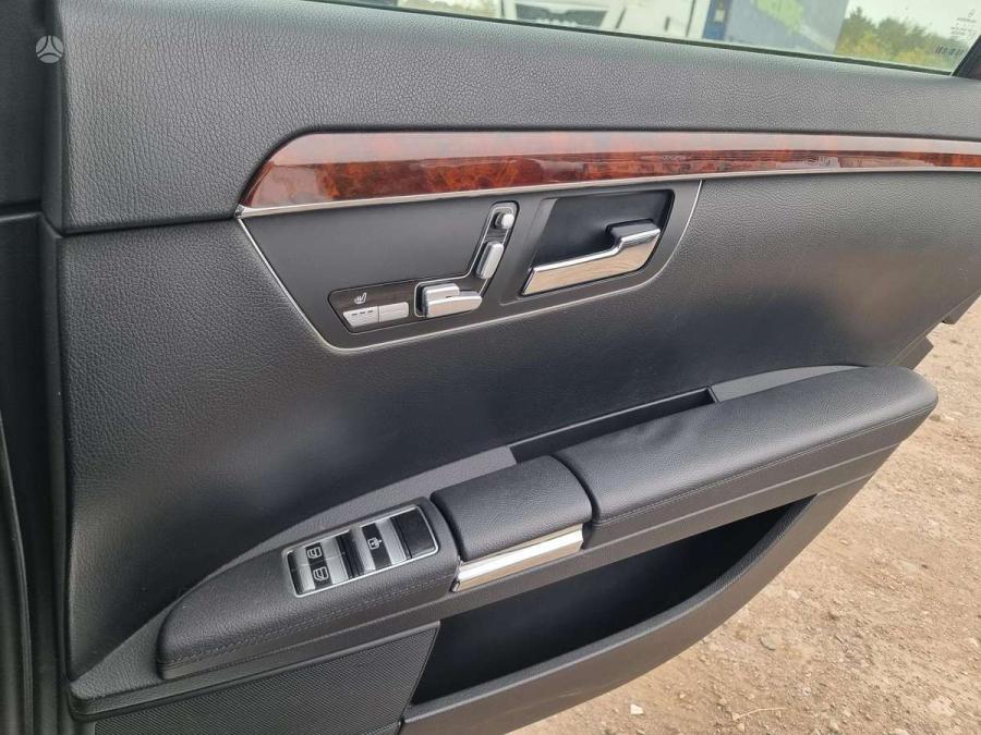 Grey Mercedes-Benz S 320 2008 in Jonava, with an engine capacity of 2.99 L and mileage of 95 thousand km for 3199 €, photo 12 on AUTOMOTO.COM.LV