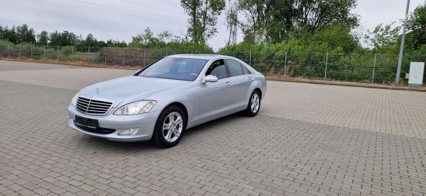 Grey Mercedes-Benz S 320 2008 in Marijampole, with an engine capacity of 2.99 L and mileage of 393 thousand km for 5299 €, photo 1 on AUTOMOTO.COM.LV