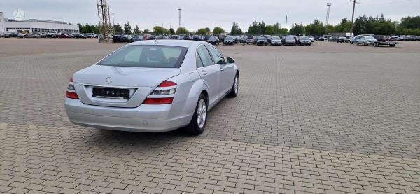Grey Mercedes-Benz S 320 2008 in Marijampole, with an engine capacity of 2.99 L and mileage of 393 thousand km for 5299 €, photo 4 on AUTOMOTO.COM.LV