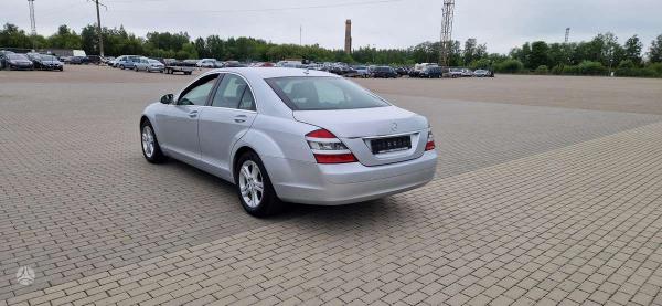 Grey Mercedes-Benz S 320 2008 in Marijampole, with an engine capacity of 2.99 L and mileage of 393 thousand km for 5299 €, photo 5 on AUTOMOTO.COM.LV